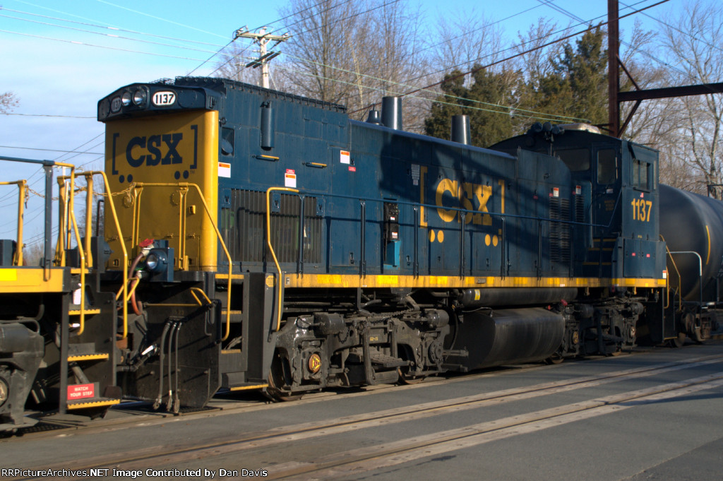 CSX MP15AC 1137 in YN3b pant trails on Q439-18